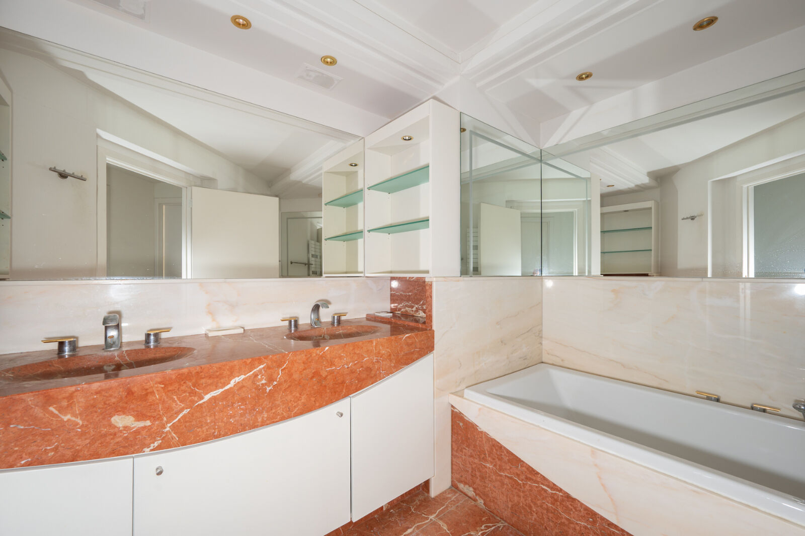 Agence Pallen - Immo Knokke | Ruim appartement met zeezicht vlakbij…